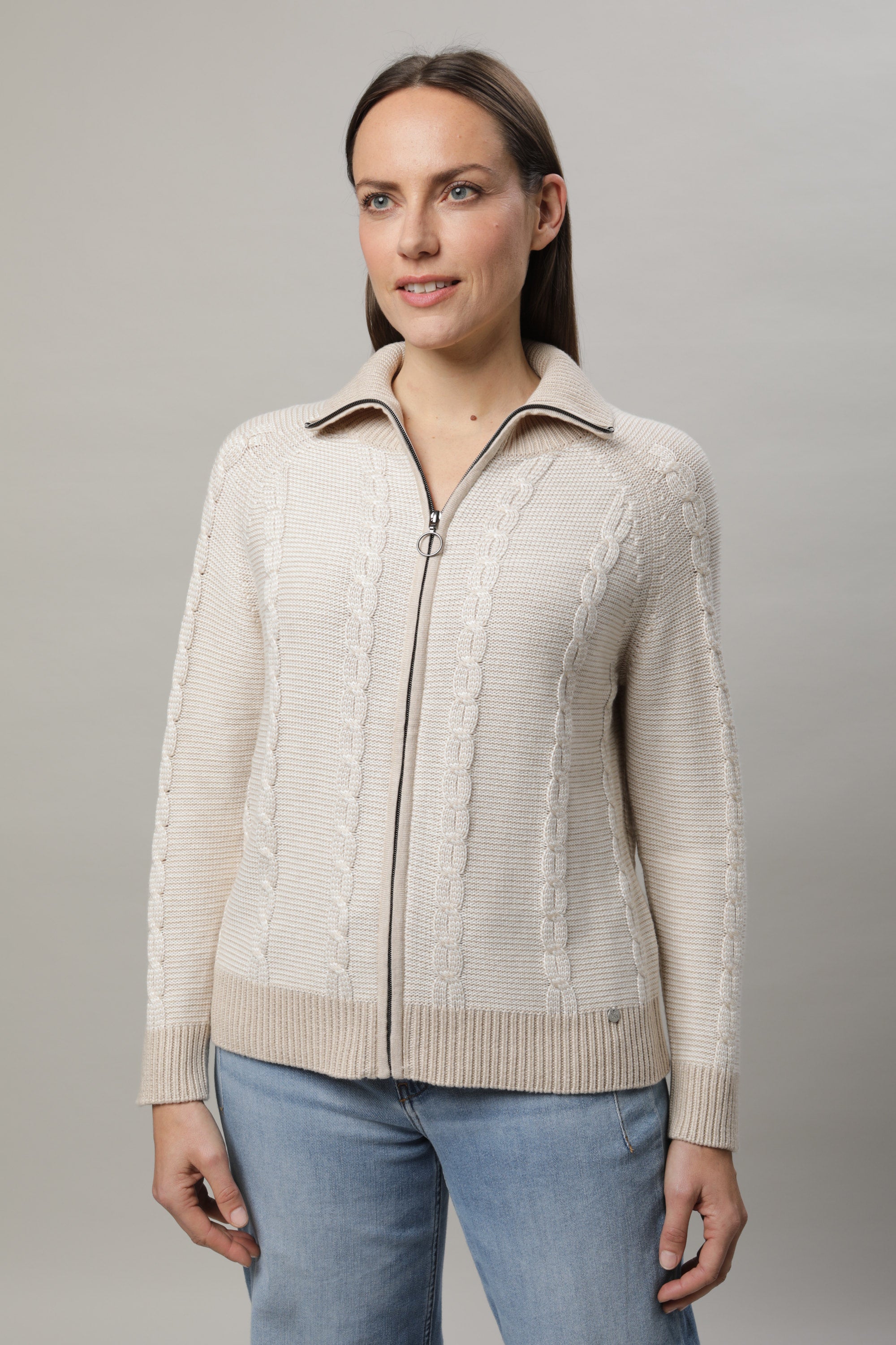 Strickjacke mit Stehkragen und Reißverschluss und zweifarbigem Struktu ...
